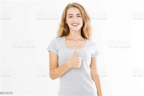 행복한 여자 얼굴 흰색 깨끗한 이빨 미소 흰색 배경에 고립 된 큰 엄지 손가락 위로 제스처 를 보여주는 웃는 소녀 신체 언어 복사 공간 20 24세에 대한 스톡 사진 및