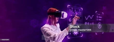 여자 Vr 안경을 쓰고 가상 홀로그램 컴퓨터 화면에서 일하는 직원 프로필 인터페이스 접근성 25 29세에 대한 스톡 사진 및 기타 이미지 Istock
