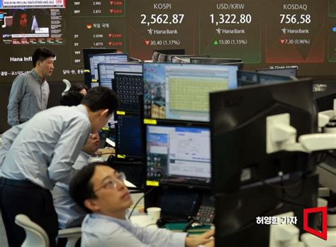 포토 10월 첫 거래일 코스피 하락 출발 아시아경제