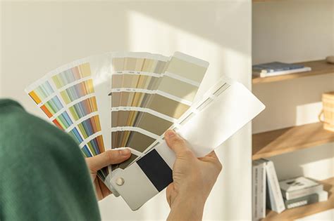 셀프홈케어컬러칩 들고 있는 사진 이미지 유토이미지 상세페이지 베이직샵 사진 22303458