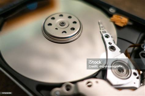 일반적인 디스크 하드 드라이브의 내부 이동 부품 및 전자 장치 데이터에 대한 스톡 사진 및 기타 이미지 데이터 디스크 머리 Istock