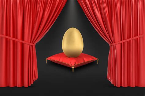 양쪽에 빨간 무대 커튼과 검은 배경에 빨간 왕실 베개에 황금 계란의 3d 렌더링 무대에 대한 스톡 사진 및 기타 이미지 무대 베개 부활절 달걀 Istock