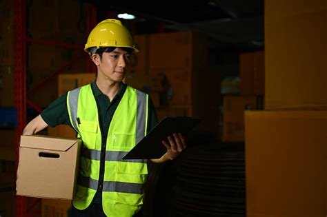 소매 창고에 서 있는 골판지 상자를 들고 있는 창고 직원 물류 및 제조 창고 직업 25 29세에 대한 스톡 사진 및 기타 이미지 25 29세 Group A 경영자