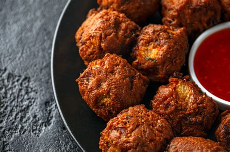 인도 Pakora 스낵 매운 양파 검은 접시에 고추 소스와 함께 붉은 고추 0명에 대한 스톡 사진 및 기타 이미지 0명 거리 구 Istock