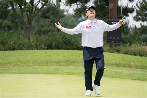‘탈골 스윙 나병관 9언더파 몰아치며 단숨에 ‘우승 경쟁 서울경제