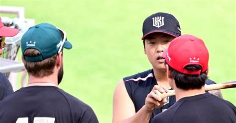 [사진]강백호 위즈덤 새 방망이 궁금해 직접 만져보고