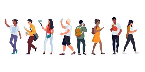 휴대 전화를 가진 사람들 다른 연령대의 남성과 여성이 이야기하고 사진과 셀카를 찍고 이동 중에도 음악을 듣고 사회적 의사 소통을