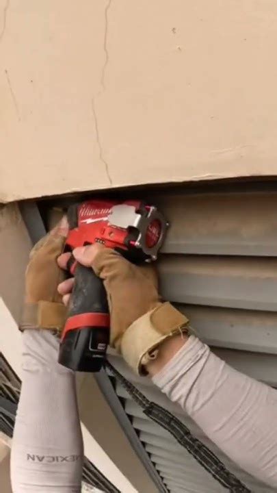 小王爸爸装空调第一视角感受工人高 空作业 没有一个动作是多余的威克 士真空泵 惊险刺激 收起 Youtube