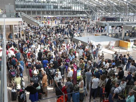 Microsoft Outage Update Crowdstrike Software Issue India Us Airport माइक्रोसॉफ्ट आउटेज का