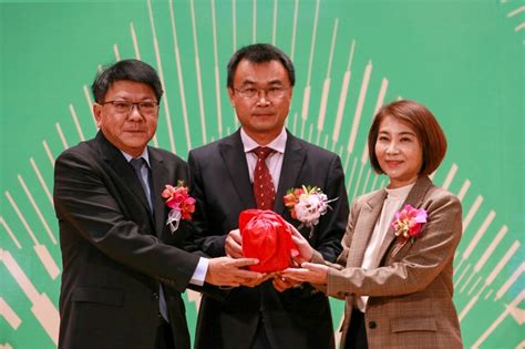 屏東首位女縣長周春米就職 宣誓縣政全面啟動