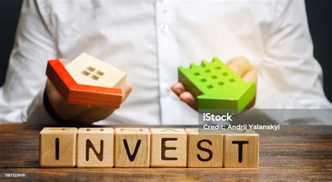 단어 와 나무 블록 투자 및 사업가의 손에 주택 부동산 건설에 투자의 개념 효과적인 투자 아파트를 구입 비즈니스 및 금융 개념에 대한 스톡 사진 및 기타 이미지 Istock