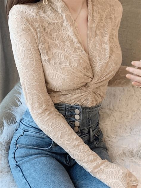 [🚀당일배송 클럽룩 ️‍🔥] 글램 꼬임 브이넥 섹시 여리핏 레이스 시스루 긴팔 블라우스 에이블리