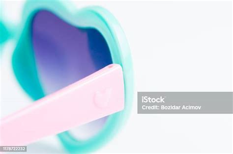 흰색 배경에 고립 된 어린이 선글라스 공간을 복사합니다 0명에 대한 스톡 사진 및 기타 이미지 0명 개념 개념과 주제 Istock