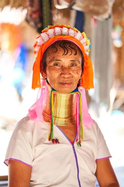 Long Necked Tribe Woman Portrait Cultural Diversity Tradition Striking Features — Stock
