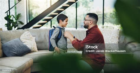 아버지 아이 아들이 준비 준비 또는 학교로 돌아갈 수 있도록 거실에 배낭을 메고 있습니다 가족 지원 및 아빠와 함께 아침 일과 교육 개발 또는 가정에서의 사랑을 위한 행복한
