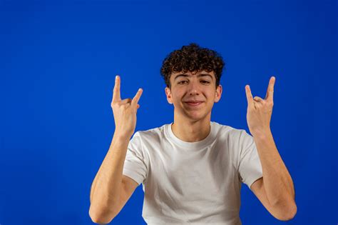 파란 배경에 고립 된 포즈 캐주얼 셔츠에 미친 젊은 백인 남자 20 대 사람들 라이프 스타일 개념 복사 공간을 모의합니다 중금속