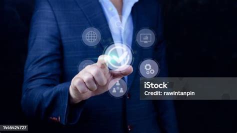 품질 보증 또는 Qa 및 품질 관리 또는 Qc 및 개선을 통한 품질 관리 표준화 및 인증 개념 규정 및 표준 준수 관리자와 함께하는 개념 가상현실에 대한 스톡 사진 및 기타