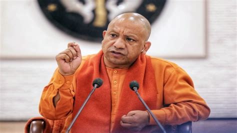 Yogi Adityanath सीएम योगी आदित्यनाथ के काफिले की गाड़ी पलटी