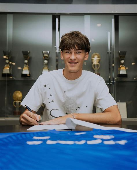 Mislav Ćutuk 18 Potpisao Profesionalni Ugovor S Dinamom Grade Moj