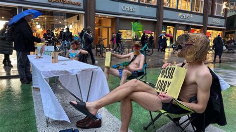 Hamburg Aktivisten In Badekleidung Protestieren Auf Der Mönckebergstraße