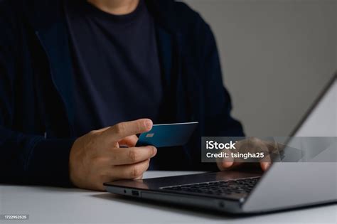 온라인 쇼핑 개념입니다 신용 카드를 소지하고 랩톱 컴퓨터를 사용하여 제품 구매 및 온라인 상점에서 서비스 구매에 대한 지불을 지불하는 고객 비즈니스 기술 인터넷 고객에 대한
