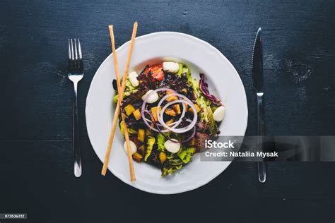 구운 야채 샐러드 버섯 페타 치즈와 올리브 오일 에 검은 나무 표면 텍스트에 대 한 여유 공간입니다 최고의 볼 수 있습니다 구이에 대한 스톡 사진 및 기타 이미지 Istock