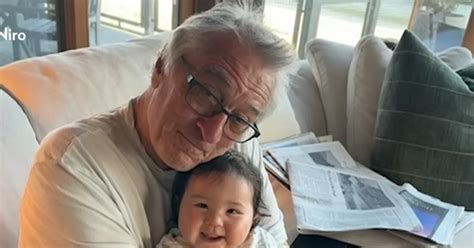 ‘80세 로버트 드니로 늦둥이 딸 안고 “손자들도 이모 좋아해”