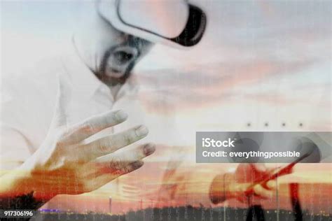 실업가 착용 하는 가상 현실 Vr 헤드셋과 휴대 전화를 사용 하 여 현대 사무실에서 고글 교육에 대한 스톡 사진 및 기타 이미지 교육 기술자 기어 기계 부분 Istock