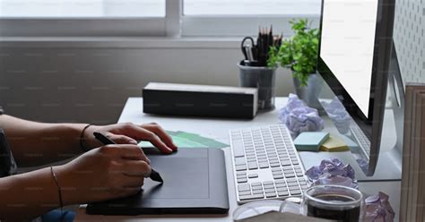 현대 컴퓨터와 그래픽 태블릿으로 작업하는 남자 그래픽 디자이너 사진 Unsplash의 태국 이미지