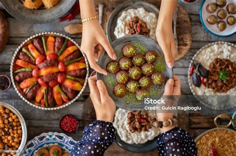 테이블에 많은 음식과 두 여자의 손에 디저트와 가족 저녁 식사 세커파레와 케말파샤 타틀리시라는 현지 디저트 바클라바에 대한 스톡 사진 및 기타 이미지 Istock