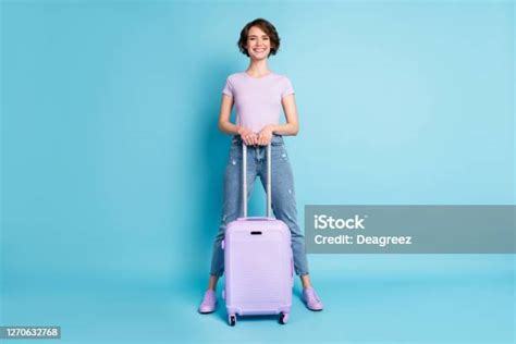 긍정적 인 쾌활한 소녀 관광객의 전체 길이 사진은 해외 여행을 즐길 수 여행 가방을 착용 라일락 의상 운동화 는 파란색 배경에 고립 보라색에 대한 스톡 사진 및 기타 이미지