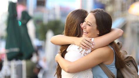 تعبیر خواب بغل کردن پدر و مادر، نوزاد، معشوق و یا مرده چیست؟