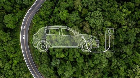 숲을 통과하는 지구 행성과 숲길에 에코 자동차 생태계 생태 건강한 환경 도로 여행 여행 자연과 함께하는 에코 자동차 전기 자동차와 지구 Ev 환경을 위한 전기 에너지