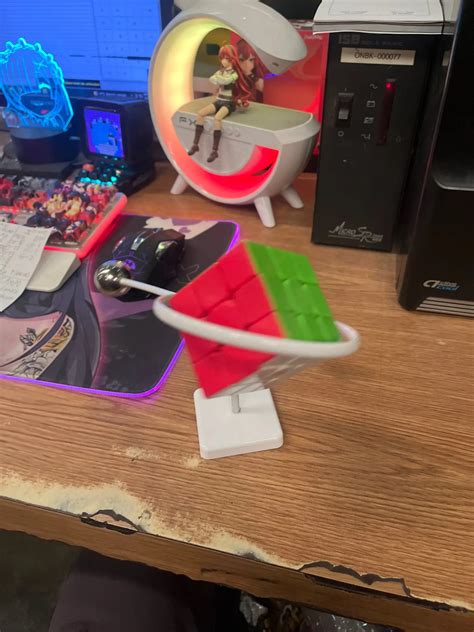 gravity principle cube stand cubein