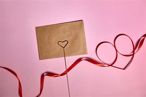 분홍색 배경에 빨간 리본으로 만든 하트 상단 보기 축제 장식 하트 모양의 리본 발렌타인 데이 인사말 카드 개념에 대한 스톡 사진 및 기타 이미지 Istock
