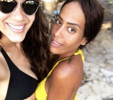 Hot Sexy Amel Bent Bikini Pics