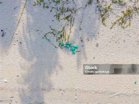 에메랄드 맑은 바다가 있는 열대 해변에서 플라스틱 쓰레기와 의료 폐기물이 있는 모래 해변 드론으로 찍은 항공 평면도 사진 건강