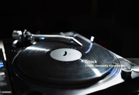 힙합 파티에서 음악과 함께 비닐 레코드를 연주하는 Dj 턴테이블 디스크 자키를위한 전문 아날로그 턴 테이블 플레이어 0명에 대한