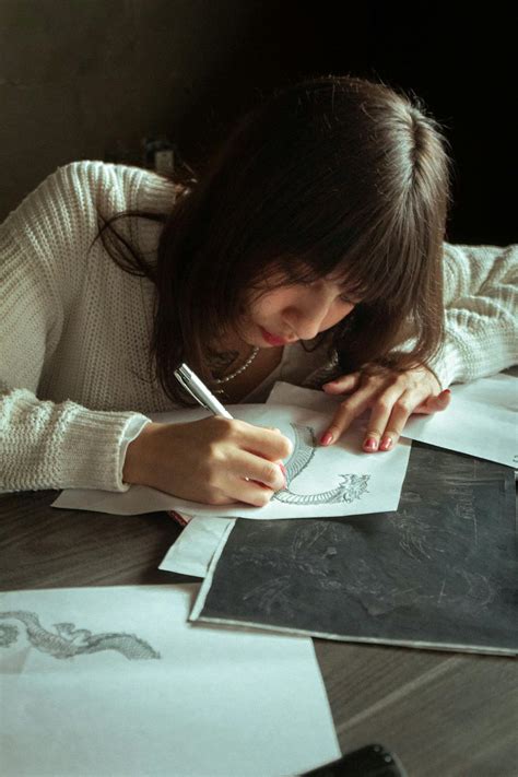 그리기 도구 그리는 그림 실력 긴 머리 독창성 드로잉 테이블 미술 미술용품 삽화 상세 도면 소녀 그리기 손 손으로 그린 스웨터 스케치 시각 예술