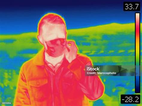 바이러스 오염을 방지하기 위해 얼굴에 보호 호흡 마스크를 착용한 남자의 열 이미지 적외선 효과에 대한 스톡 사진 및 기타 이미지 적외선 효과 적외선 이미지 감기와