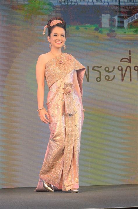 ด้วยความปลื้มปิติ คุณสุวณา ปิยะพิสุทธิ์ แสดงแบบต่อหน้าพระพักตร์ สมเด็จพระกนิษฐาธิราชเจ้า กรม
