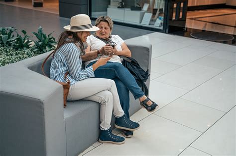 어머니와 딸 매력적인 활동적인 시니어 여성이 어린 딸과 함께 쇼핑을 합니다 스톡 사진 2명에 대한 스톡 사진 및 기타 이미지