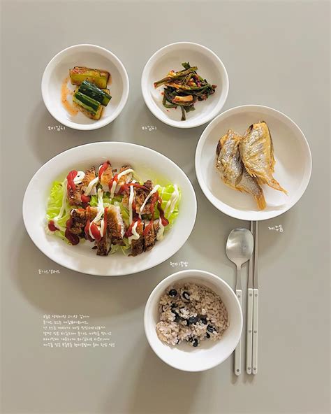 소소 사랑둥이 팝콘이”🍿 아기 강아지는 춥다며 작아진 옷으로 사랑둥이가 만들었어요 ㅎㅎ 하얀털에 빨간색이 어쩜 이렇게 예쁠까요 팝콘이 옷을 만들어준 사랑둥이도