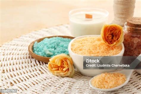 향기로운 바다 소금과 고리 버들 매트에 아름 다운 꽃입니다 텍스트를 위한 공간 0명에 대한 스톡 사진 및 기타 이미지 0명 결정체 고리 세공 Istock