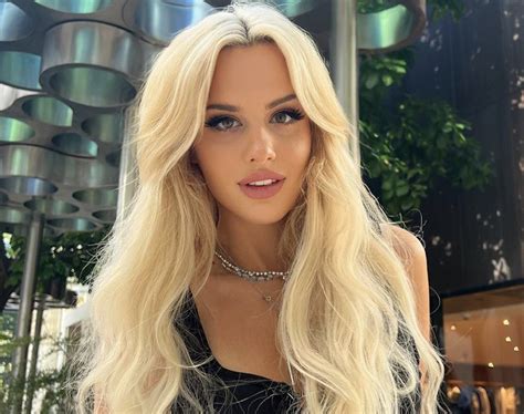 Blair Walnuts In Bathing Suit Says Feathers Forever” — Celebwell