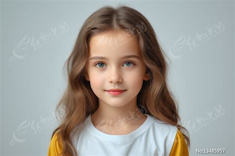 长发和白衬衫的女孩摆出姿势拍照高清图片下载 红动中国