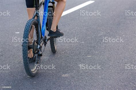 오프로드에 산악 자전거에 소녀 일몰에 자전거의 아름다운 초상화 피트니스 소녀는 현대 탄소 섬유 산악 자전거를 타고 건강한 생활방식에 대한 스톡 사진 및 기타 이미지 Istock