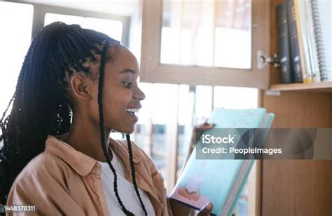 도서관 교육 및 흑인 여성이 대학 지식 및 공부를 위해 배우는 책 대학 정보 및 독서 어린 여학생 연구 프로젝트 및 캠퍼스 시험 수업 20 24세에 대한 스톡 사진 및 기타