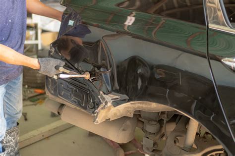 자동차 바디 수리 하는 동안 그림에 대 한 자동차를 준비 하 여 사고 후 작동 강철에 대한 스톡 사진 및 기타 이미지 강철 교통사고 충돌 사고 교통수단 Istock