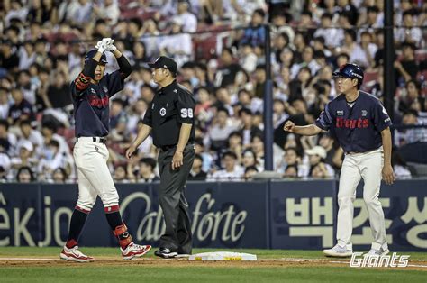 여름보다 더 뜨거운 롯데 타선 3이닝 만에 선발 전원 안타19안타 12득점 대폭발완벽한 경기력으로 두산 제압 잠실